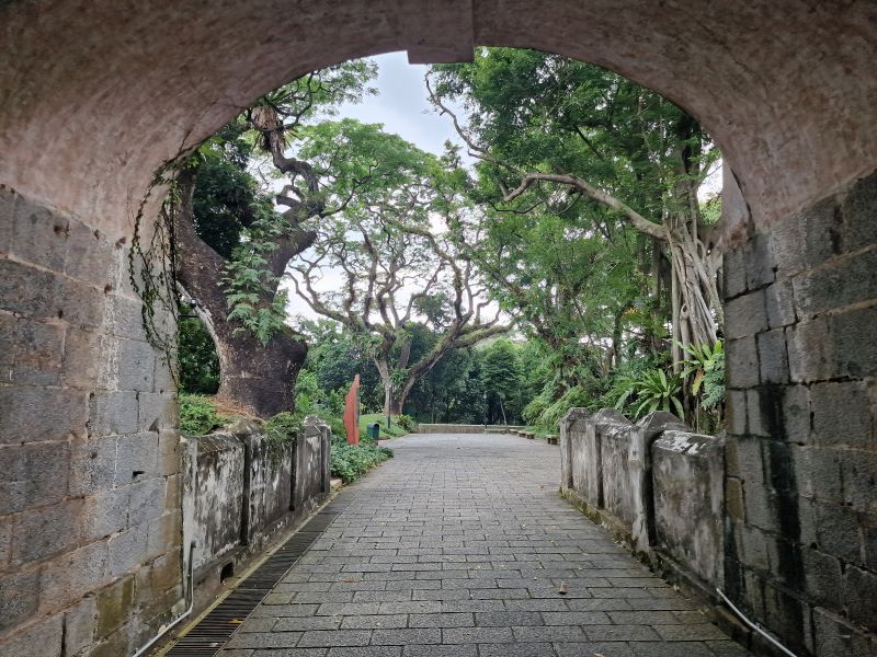 Prechádza cez park Fort Canning a promenádu Boat Quai v Singapure ...